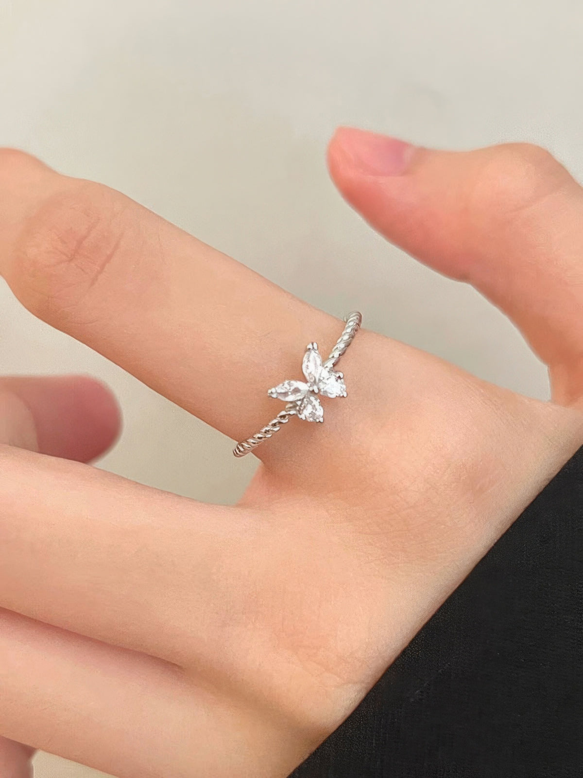 Nhẫn Vesper Hình Bướm Tôn Vinh Vẻ Đẹp Nữ Tính Và Thanh Lịch | JUNIE